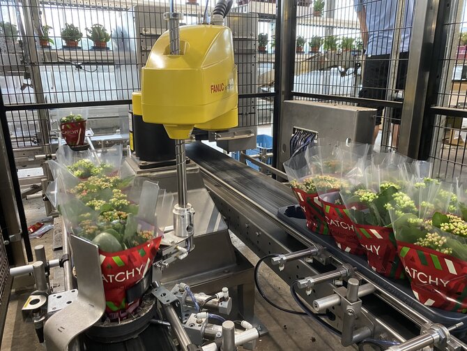Smart Sleever automates potted plant packaging of small batches