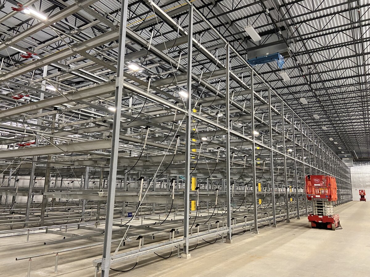 Start logistics for high-tech indoor farm